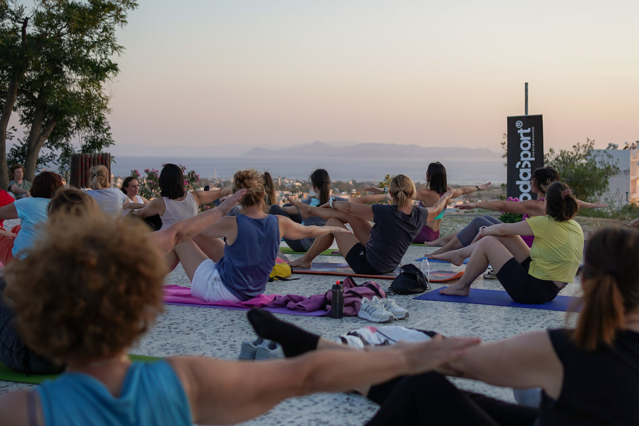 Το πρώτο ανοιχτό μάθημα pilates στο ηλιοβασίλεμα διοργανώθηκε στον Δήμο ...